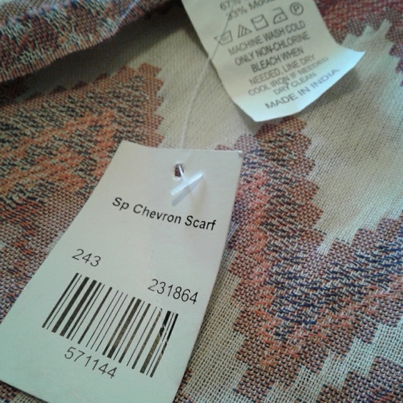 CROCS | Accessories | Nwt Large Crocs Chevron Pattern Scarf | Poshmark